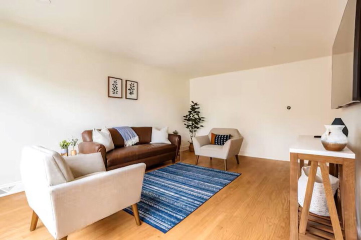 Top Rated W/free Street Parking+ 2 King Beds 1 Single +In Unit-laundry +1.5 Bath - Chicago, IL
