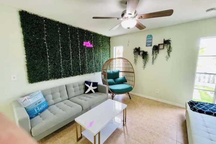 Seabreeze Garden Oasis, Jacuzzi, Golf, Mins ->Beaches - Pinellas Park, FL