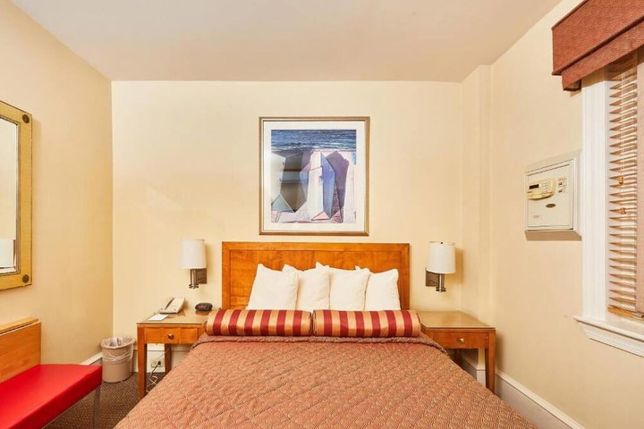 Standard Queen Space, The Alexander Inn, Charming Design, Central Philly - Camden, NJ