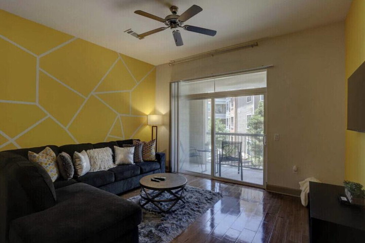 Luxury 2bd W/ Pool. 5 Min Walk To Nrg Stadium. 10 Min Dr To Downtown Houston!! - Stafford, TX