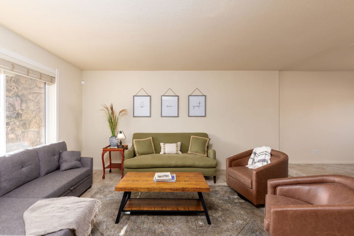 Spacious Home For Friends & Family Perfectly Located. Pet Friendly! Ev Charger! - Santa Maria, CA