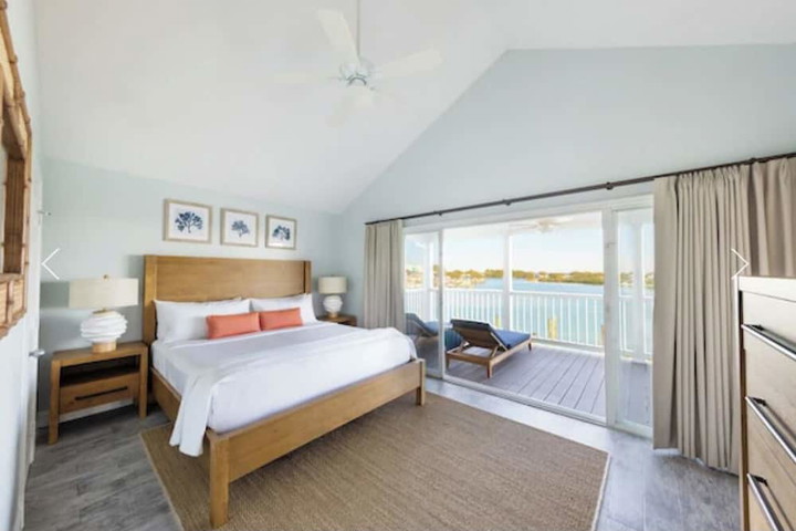 Spend Your Days By The Water And Your Nights In With A Full Kitchen Setup! - Duck Key, FL