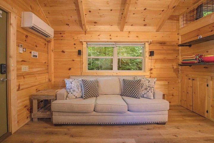 Papa Tiny Rustic Log Cabin With Private Hot Tub - Chattanooga, TN