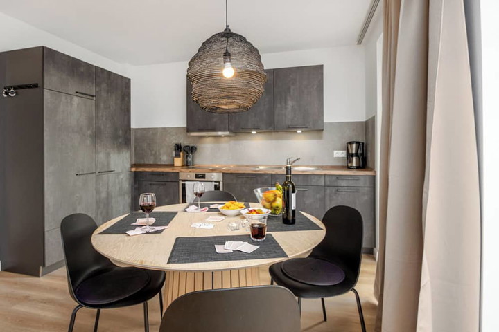 Third Ward Designer 2br With Balcony | Sleeps 10 - Milwaukee