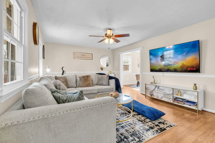 Enchanting Edge Of Relaxation In Central Sterling - Spacious 6-bedroom House - Leesburg, VA
