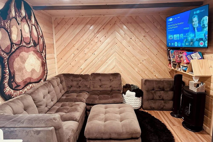 Cozy Big Lake Cabin + Private Spa House, Hot Tub & Sauna - Alaska