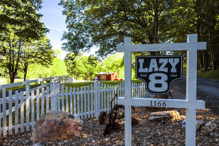 Lazy 8 Is A Remodeled Historical Farmhouse In The Countryside Of Snyder Co., Pa - Middleburg, PA
