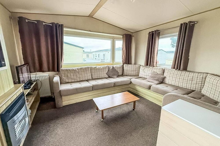 6 Berth Caravan With Side Decking At Suffolk Sands Holiday Park Ref 45054c - Felixstowe