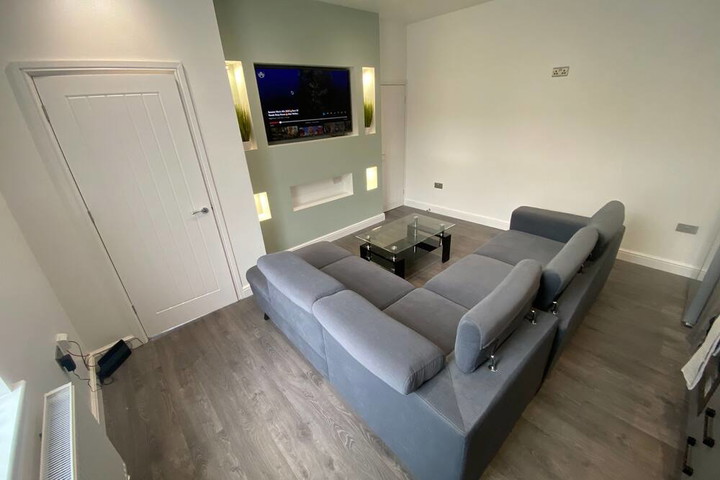 Luxury 3 Bedroom Holiday Home ,Jacuzzi Bath,private Parking,sleeps 10, 2 Min M62 - Bradford, United Kingdom