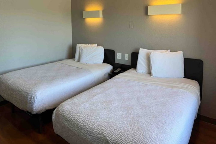 Spacious 2 Full Beds | Micfridge - Thousand Oaks, CA