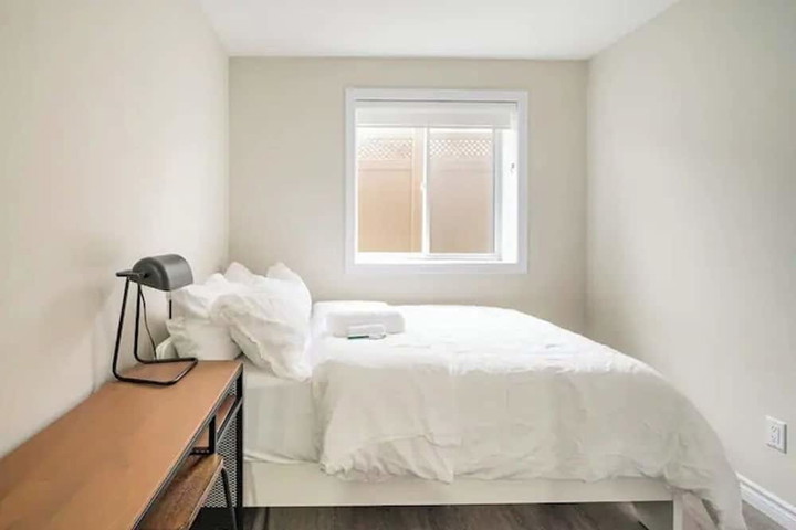 3br Sunshine Basement W Separate Entrance Waterloo - Ontario