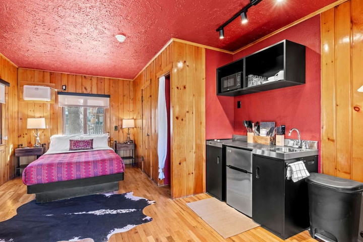 Scenic Woodland Cabins With Modern Comforts Near Garden Of The Gods In Colorado Springs, Colorado - Colorado Springs, CO