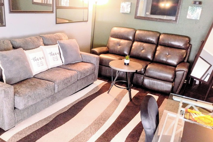 Your Cozy Home Away From Home, Sleeps 6, Full Kitchen, Workspace, 65 In Tv's - Parkville, MO