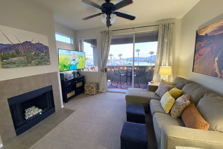 Gorgeous Lakeview Resort Style Condo - Phoenix, AZ