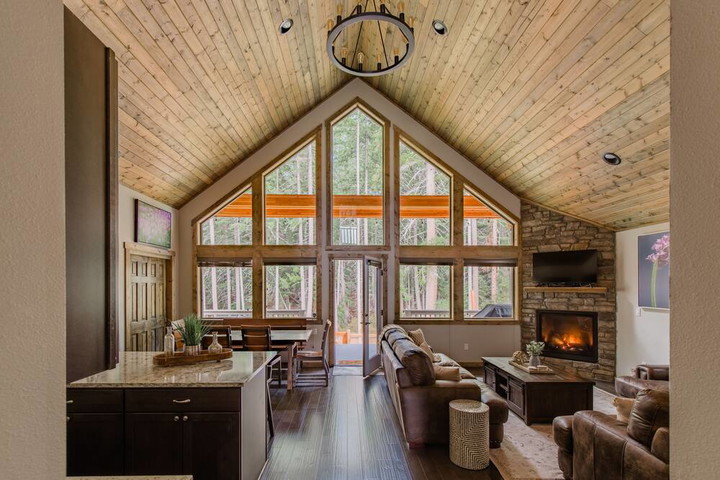 Sleeps 11 Across 3 Bedrooms, Every Bed A Real One. Hot Tub, Full Kitchen, Game Room With 100 Dvds And Skee Ball, Fast Wifi, And A Big Fenced Yard Backed By Pines. Five Minutes To Roslyn And Lake Cle Elum. Forty-five Minutes To Snoqualmie Pass. - Roslyn