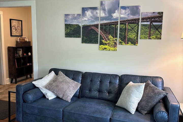 Charming 2-bedroom House. Walk To Town Quiet Neighborhood. 1 Mile To Nrg Bridge! - Fayetteville, WV