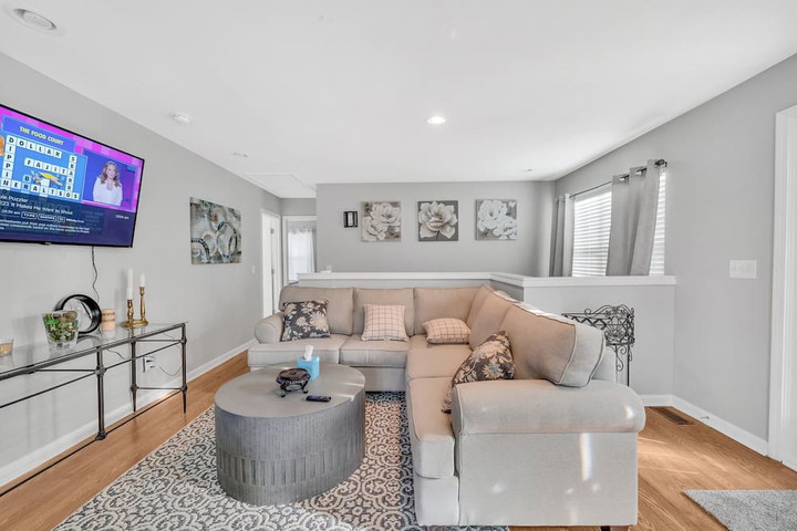 Cozy City Retreat! Spacious 6-bedroom House In Marvelous Charlotte With Wifi, Ac - Charlotte, NC