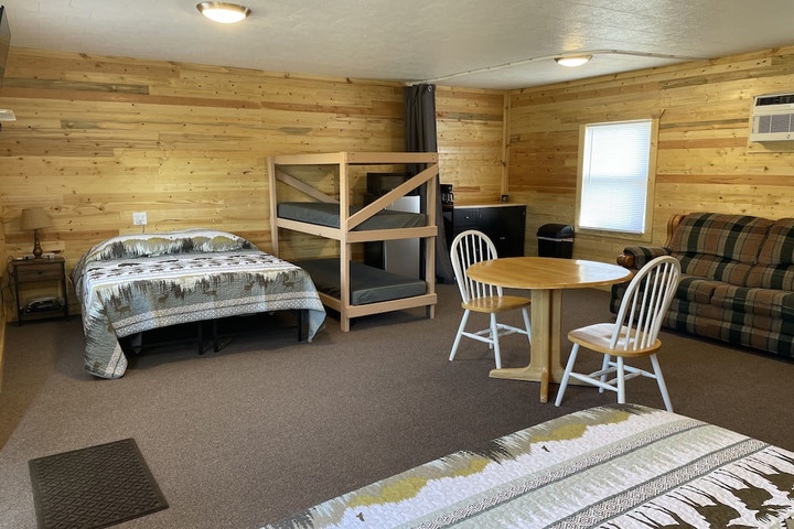 Rustic Sleeping Cabin #13, Sleeps Up To 12 Guests No Water In Cabin - Iowa