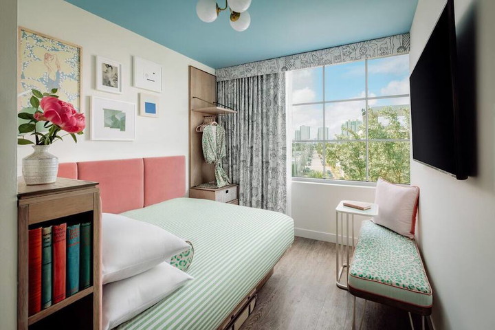 Chic Miami Beachfront Stay With Stunning Ocean Views & Poolside Events - South Beach, FL