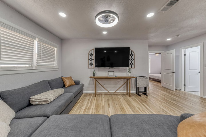 Keep It Simple At This Peaceful And Centrally Located House. - Granbury, TX
