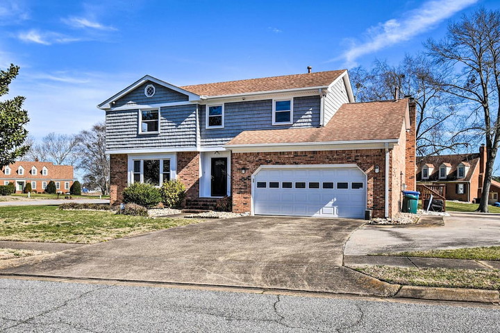Spacious Chesapeake Home W/ Pool Table! - Suffolk, VA