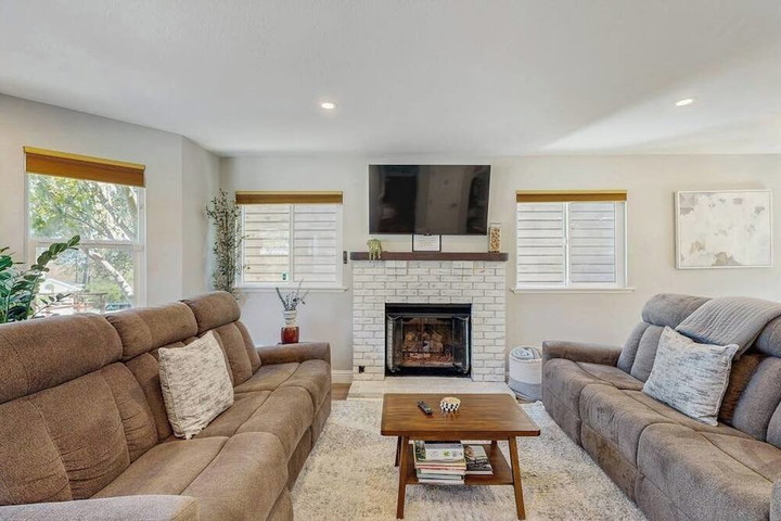 Two-story Home W/enclosed Yard, Patio, Gas Fireplace, Washer/dryer, & Fast Wifi - Cambria, CA