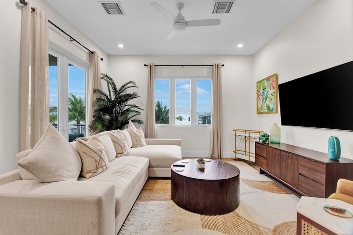 A Vibrant, Colorful, Tropical Retreat Condo,  2 Min Drive To The Beach, Pool - Nassau