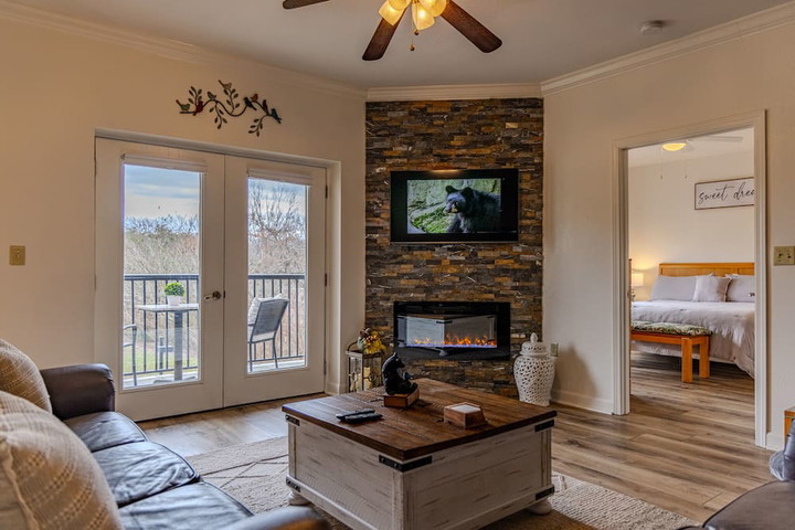 *Cozy Vista Condo! Pool + Park! In Town!* - Pigeon Forge, TN