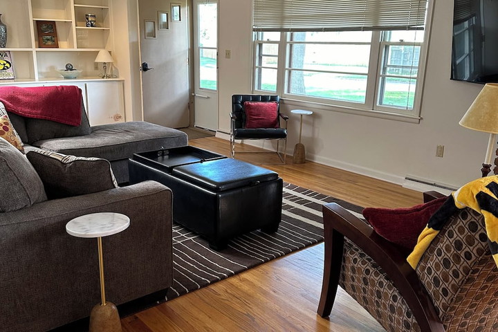Cozy 2-bdrm Home Minutes From Kinnick And Melrose Tailgating, Ac, Wifi, Parking - Iowa City, IA