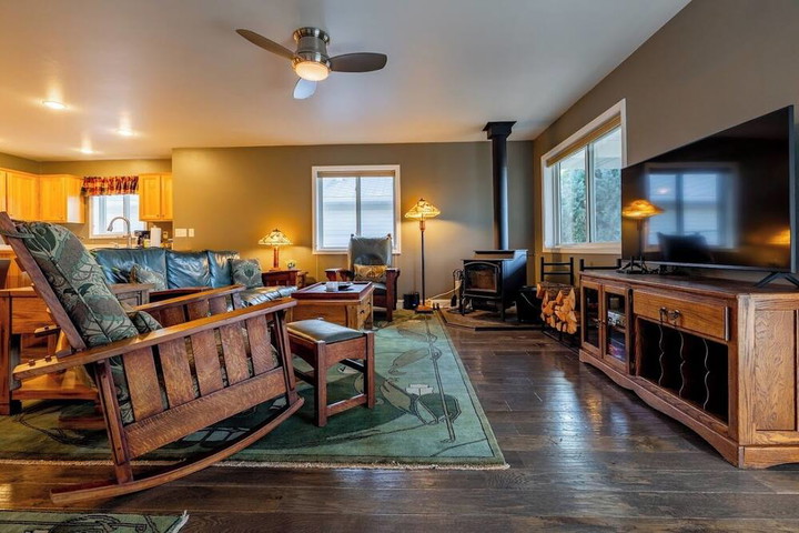 Evergreen Retreat- 3 Bedrooms, Attached Garage, Walk To Historic Downtown Cody - Cody, WY
