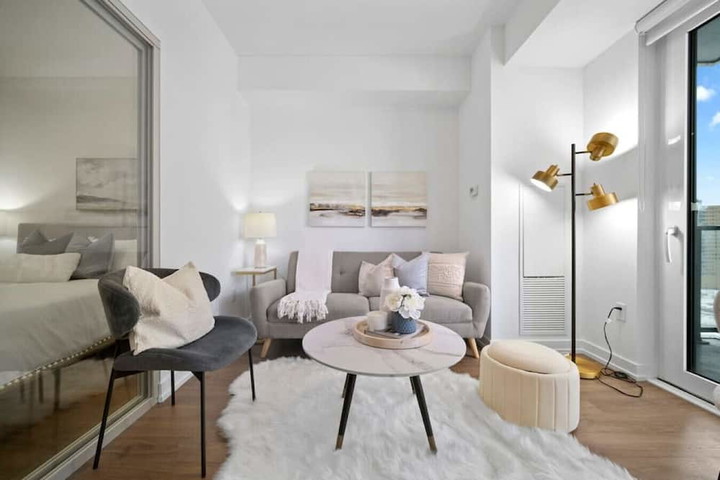 Upscale Condo Steps From Dtk - 키치너