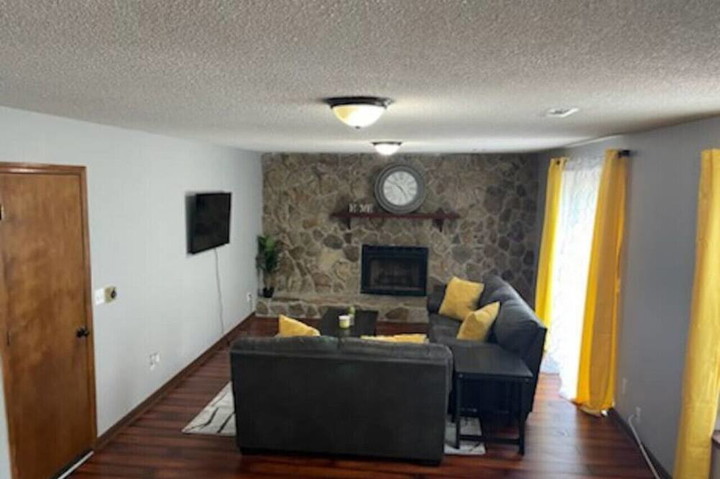 3-level Petfriendly Home, Pool Table, Patio, Backyard, Wifi, Dedicated Workspace - Riverdale, GA