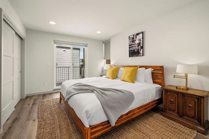 Sleek 3br Seattle Townhome - Near Uw-husky Stadium - Seattle, WA