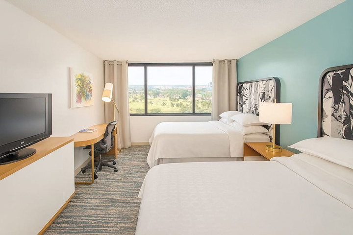 Outdoor Pool | Modern Miami Airport Stay | 2 Queen Beds | Near Airport - Miami