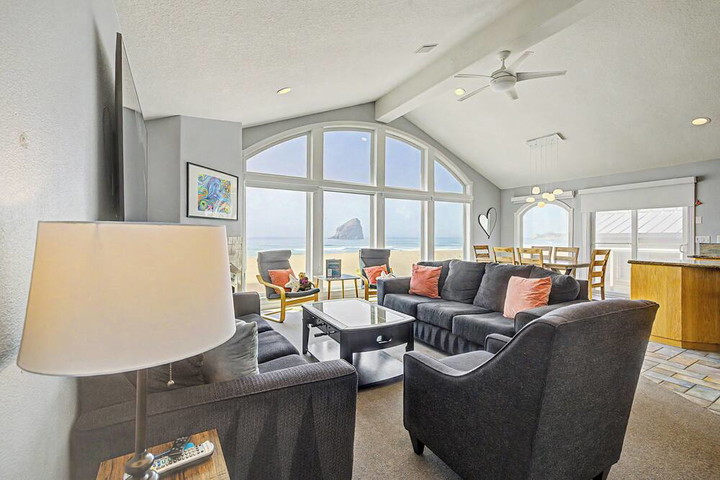Beachlandia! 4 Beds. Hot Tub. Oceanfront! - Pacific City, OR