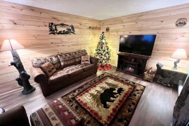 Fall Mountain Retreat With Free Pool Near Storyland And Downtown North Conway - North Conway, NH