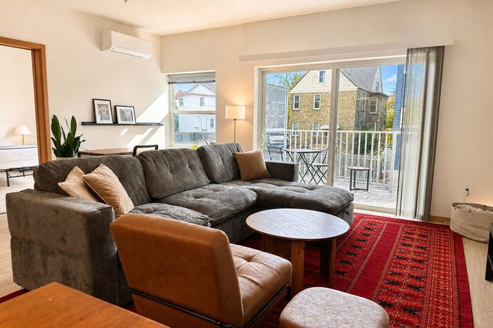 East Side 1br Near Brady St And Fiserv With Balcony | Sleeps 4 - Milwaukee