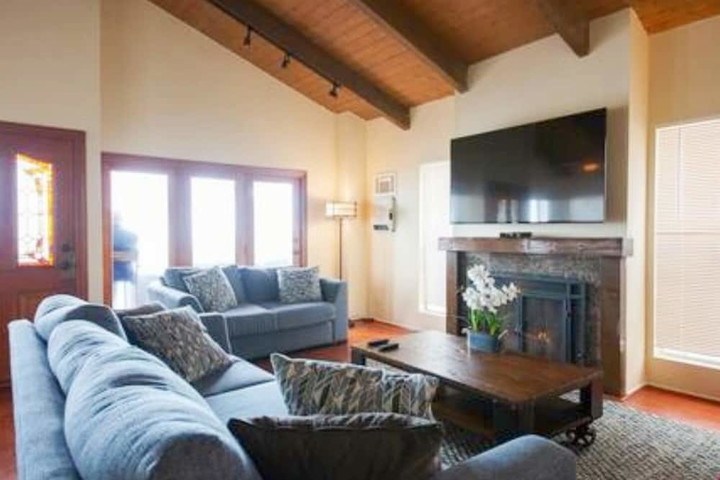 Venice Beach Oceanfront Penthouse With Panoramic Ocean Views & Free Parking - Venice Beach, CA