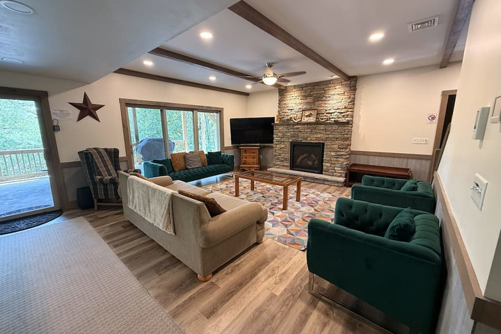 Skye High Hideaway Sleeps 18, 7 Brs, 4 Baths, 2 Living Areas, A Pool Table, Private Hot Tub, Fire Pit, And Beach Passes. - Pocono Mountains, PA