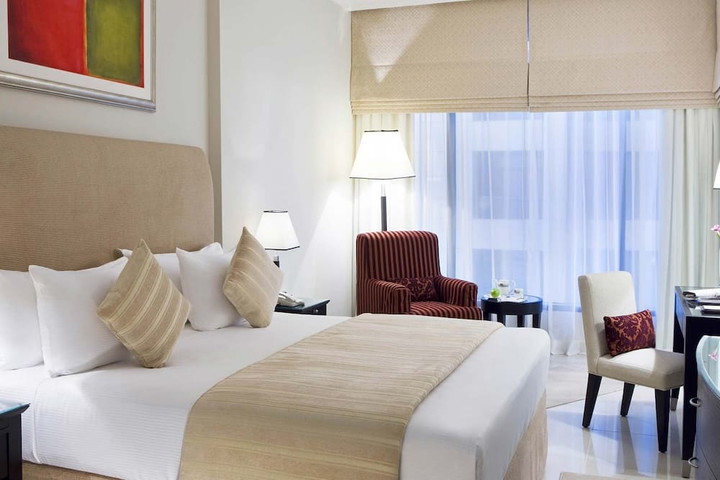 1br Sky Apt | Mercure Bh | Metro Facing, Spacious Living + Dining - Dubai