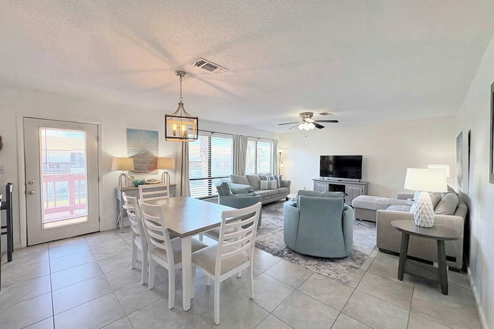 Second-floor Condo With Beach Access, Shared Outdoor Pool & Tennis Court! - Navarre Beach, FL