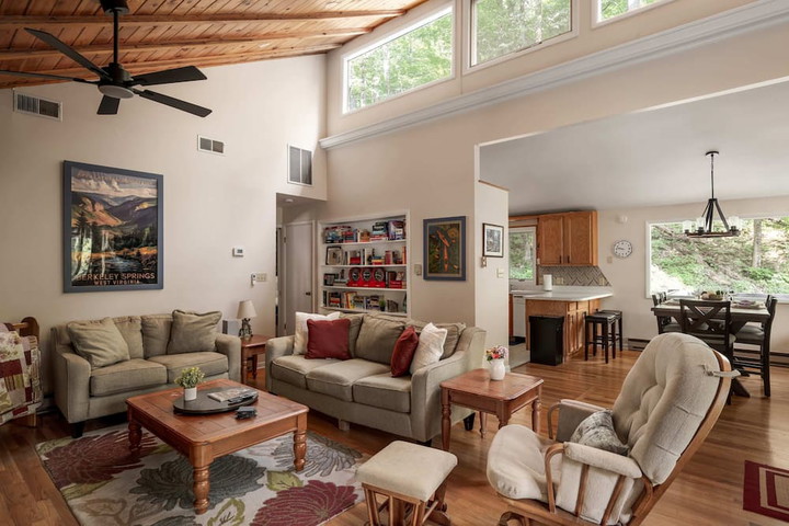 Mountain Cabin With Arcade, Hot Tub & Fire Pit - Berkeley Springs, WV