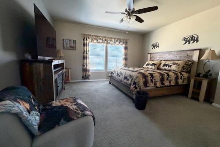 Navajo Dam Cabin, River Front Fishing, Fully Equipped "Bear Cabin" Sleeps 1 - 6 - New Mexico