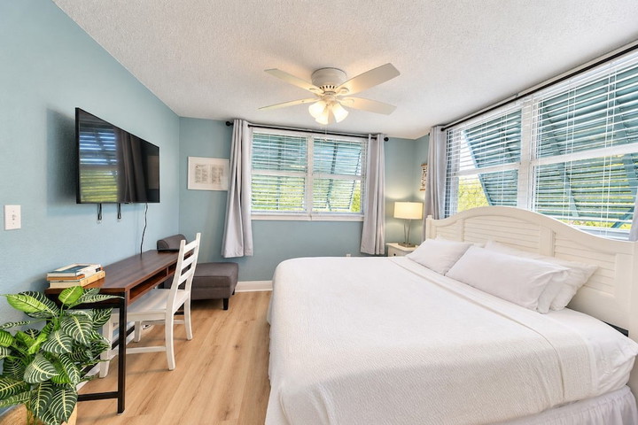 Key West 2br | Pool, Hot Tub, Balcony & Parking - Key West, FL