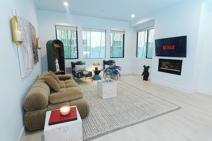 Luxury Retreat Near Beverly Hills  Ev Parking + King Bed - Beverly Hills, CA