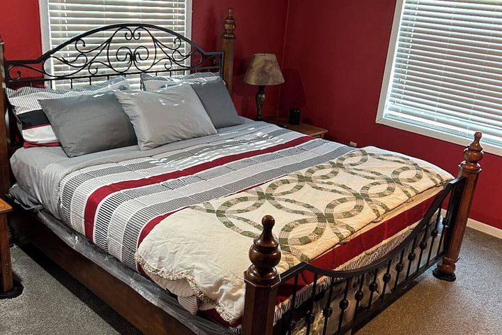 Soothing 3-bedroom Farmhouse With Ac On 2 Acres Just Outside Of Sergeant Bluff - Sioux City, IA