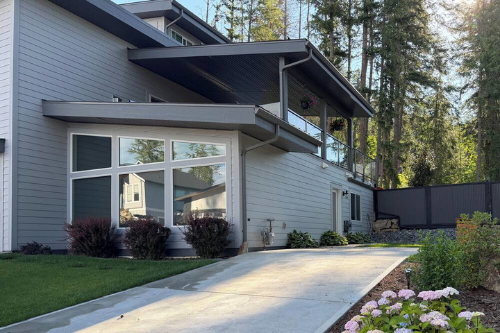 Lake View Entry-level Suite Located Within Minutes To Downtown And Hospital - Salmon Arm