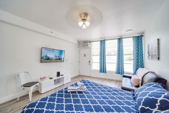 Steps 2 Beach Ocean Drive Deco Apt 2 Queen Beds - South Beach, FL