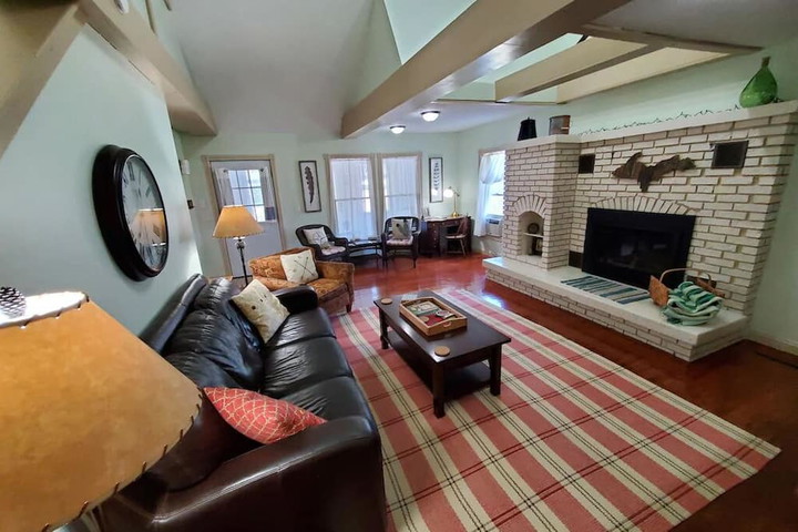 Park Avenue Lodge: Autumn Escape Near Pictured Rocks | Spacious Lodge + Game Room - Michigan