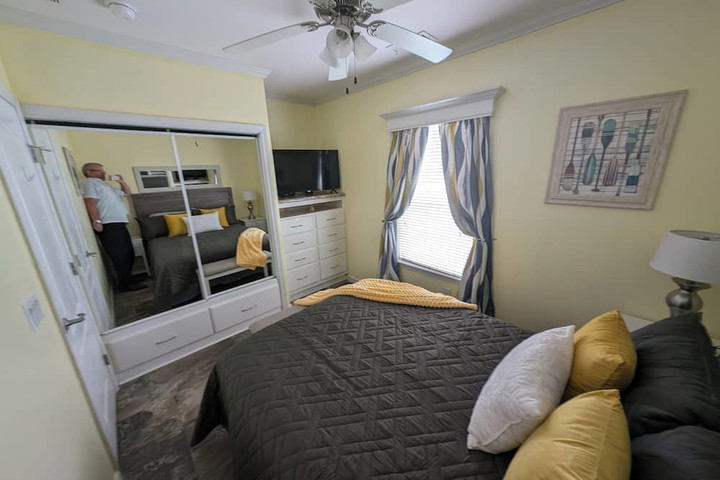 "Limon Lodge" 70" Tv, Central Ac, Wifi ,Private Patio, Free Parking. Quiet... - DeLand, FL
